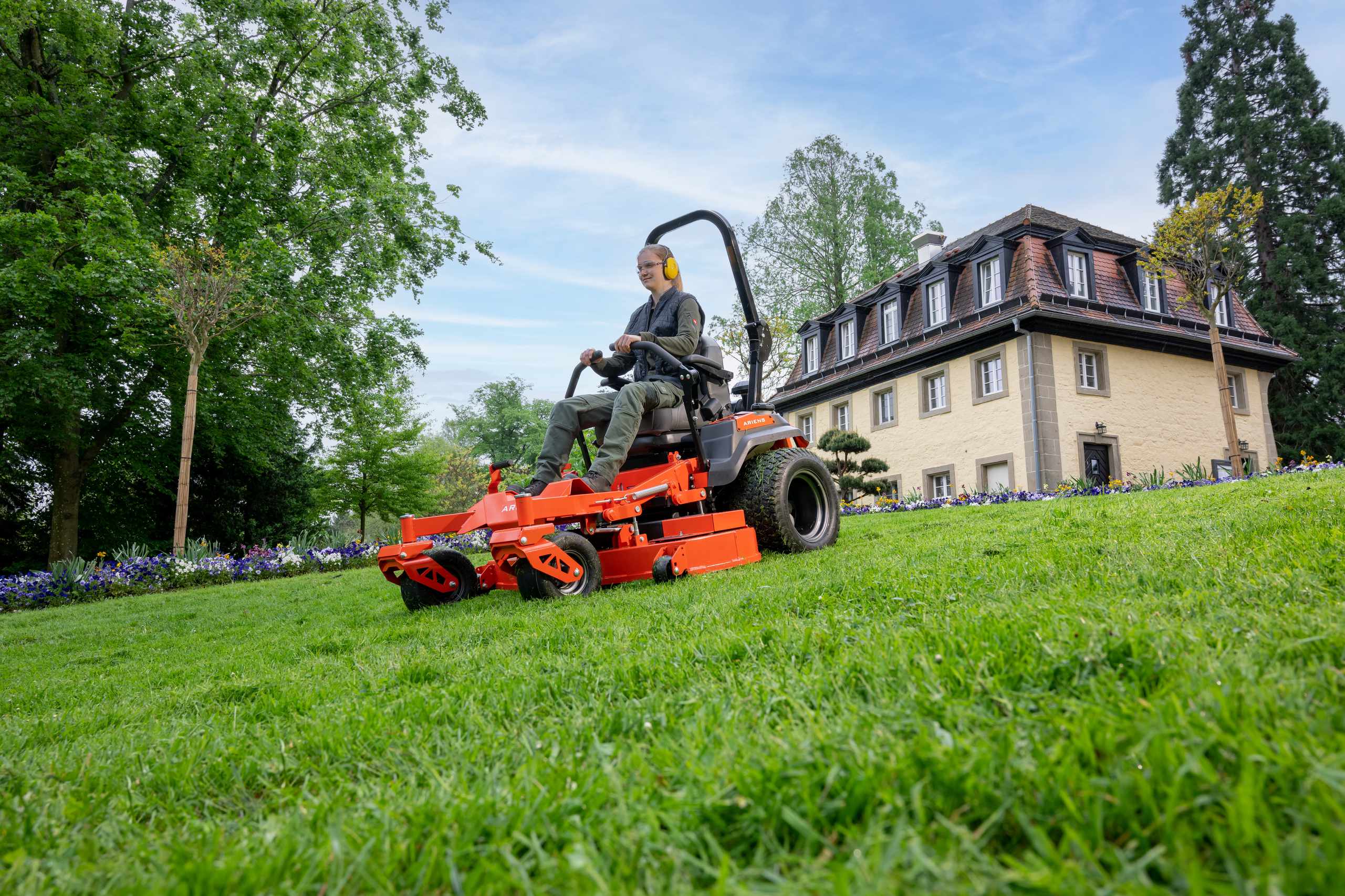ZENITH 60R - Ariens größter Profi Zero-Turn mit Heckauswurf