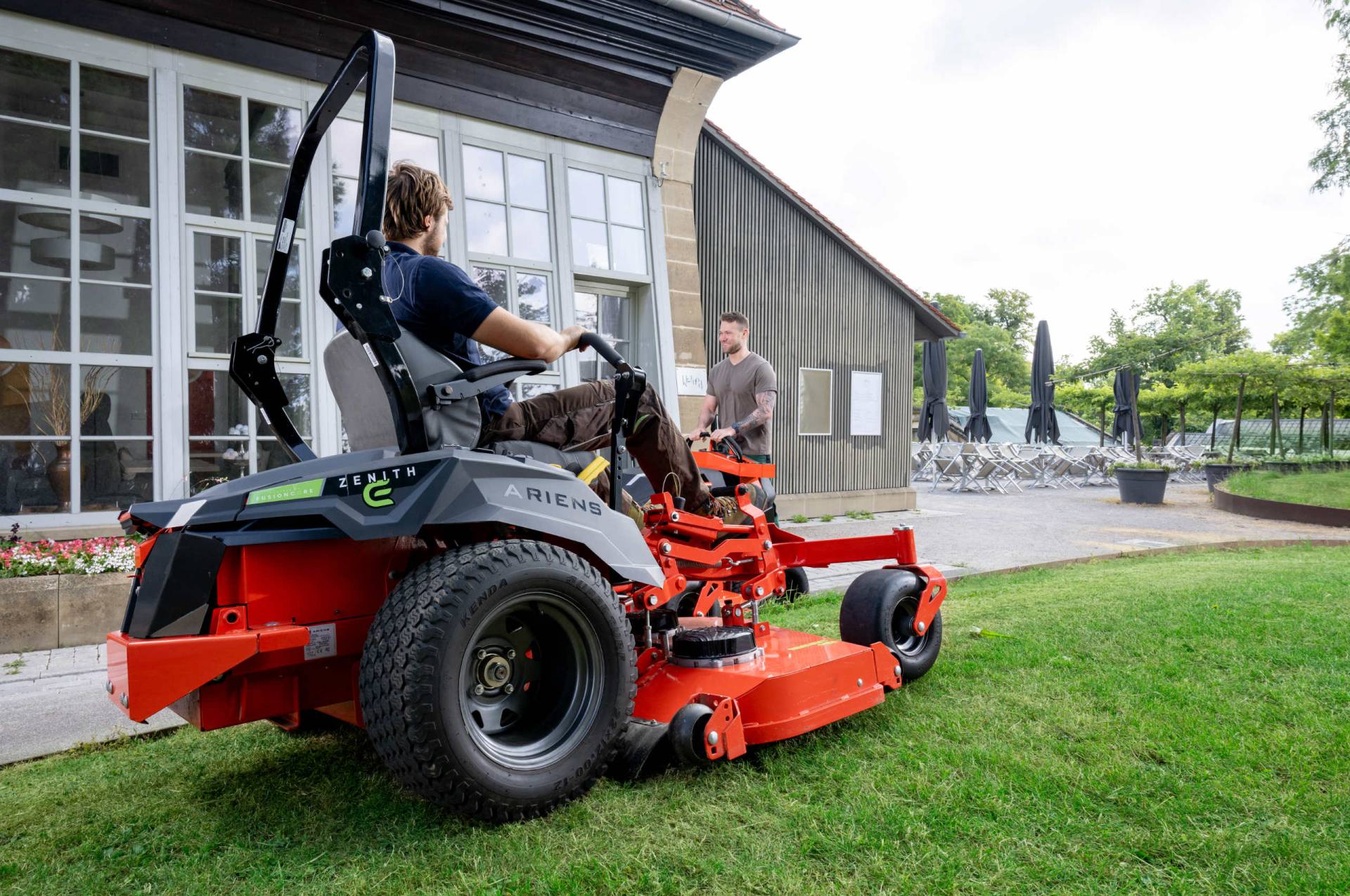 ARIENS | Spécialiste des tondeuses à gazon Zero-Turn et fraises à neige