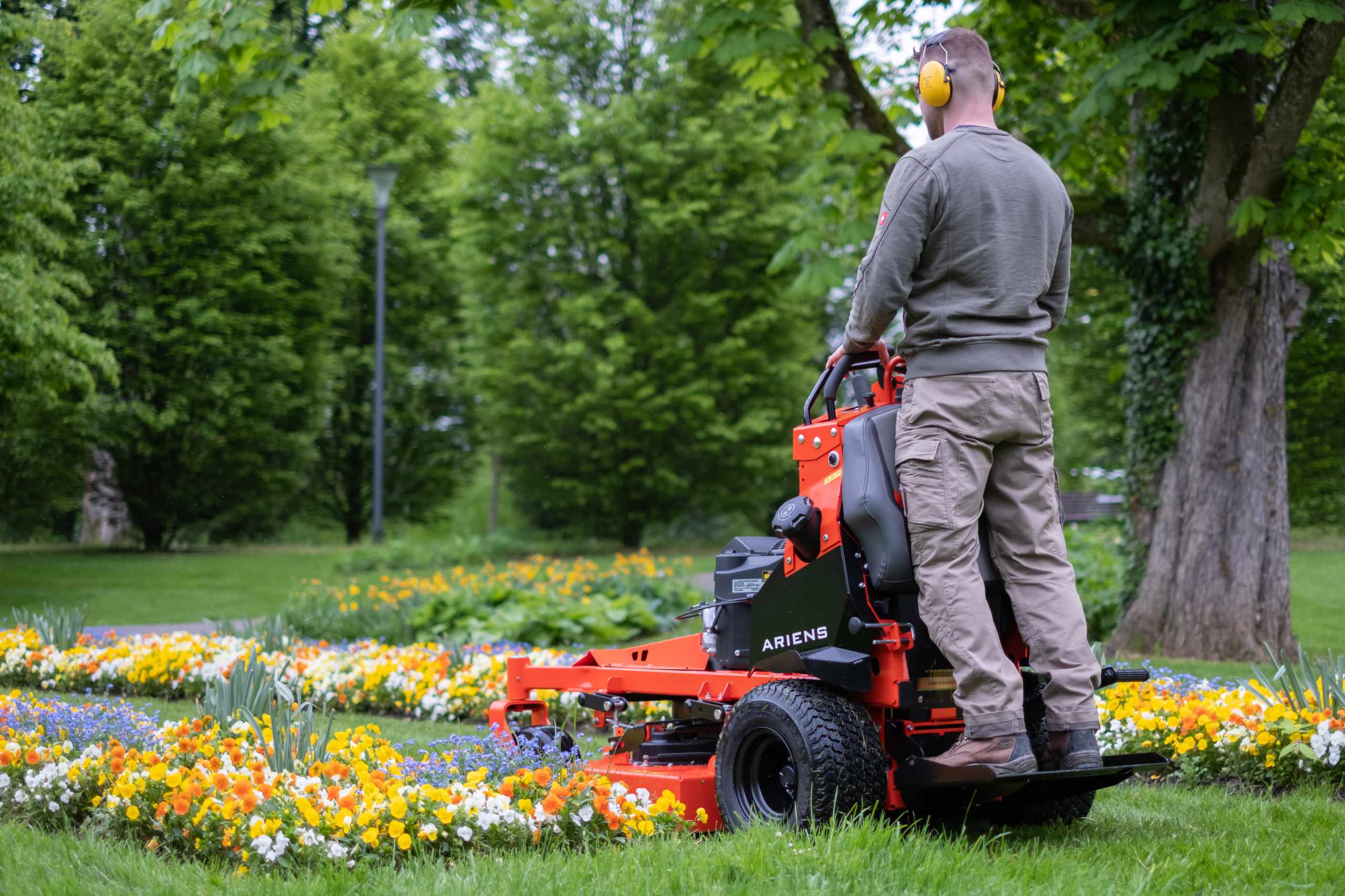 ARROW 36 - Stand-on zero-turn lawn mower | Ariens