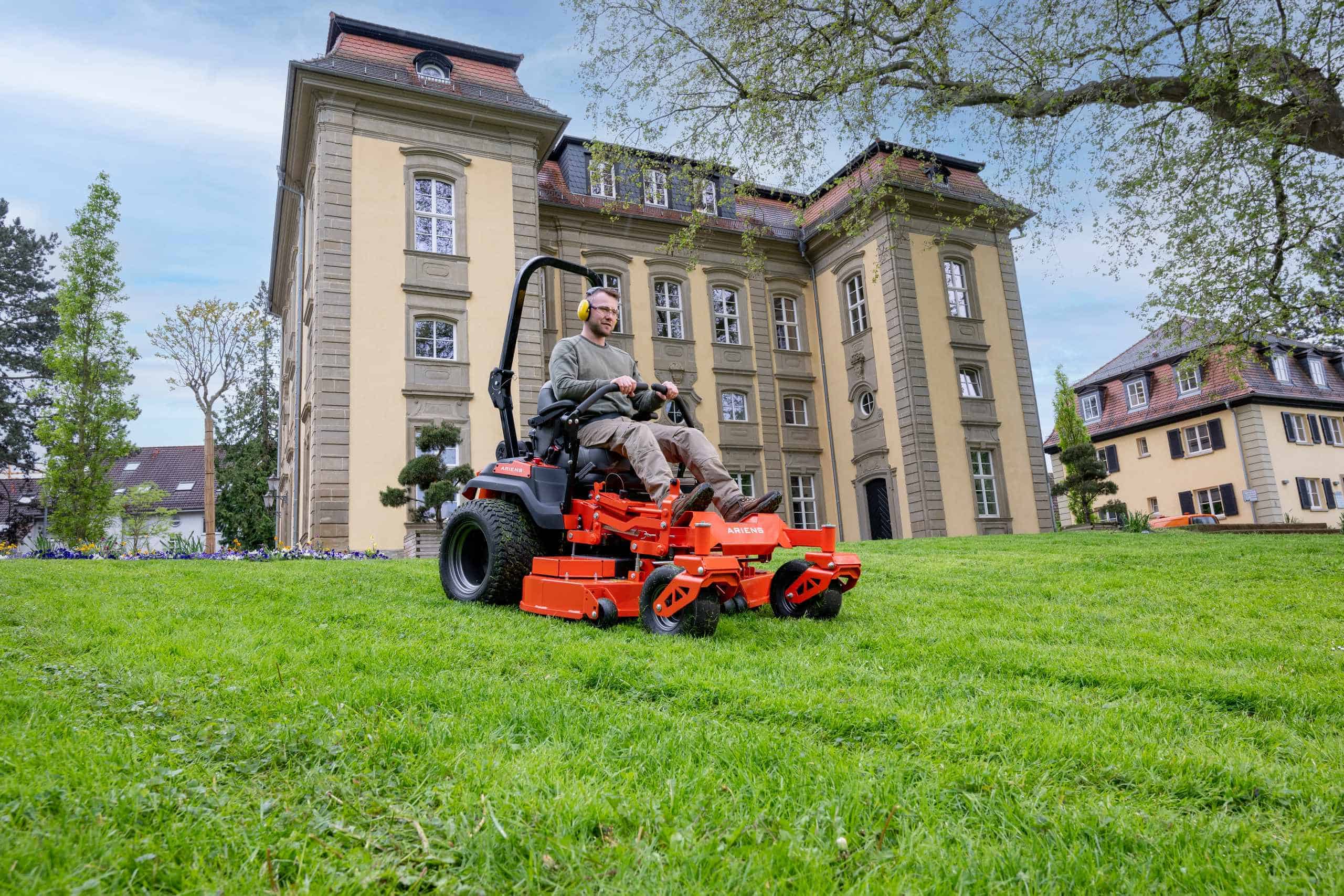 ZENITH 60R - Ariens largest, commercial rear discharge zero-turn