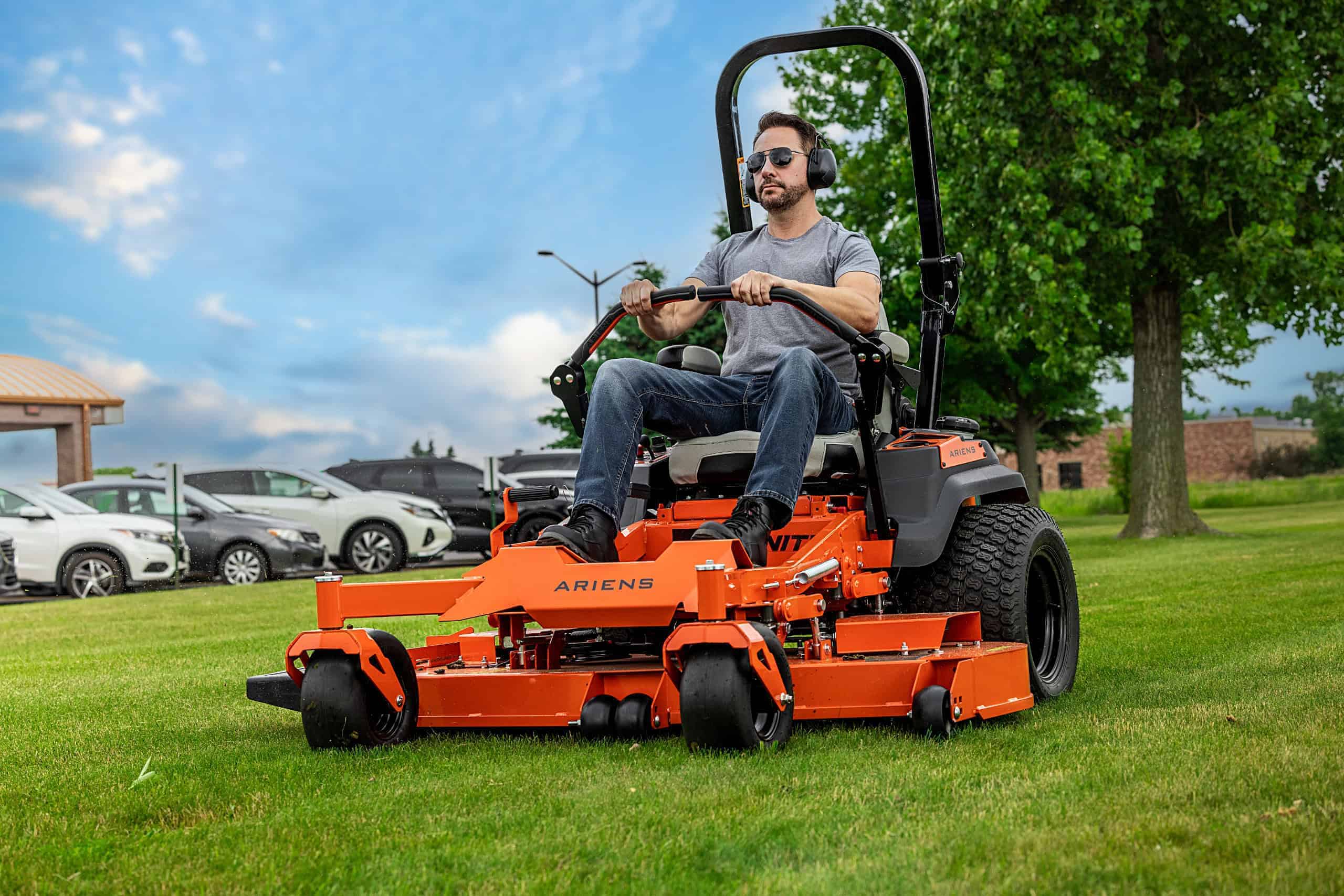 ZENITH 52 zero-turn mower for larger lawns & commercial mowing | Ariens