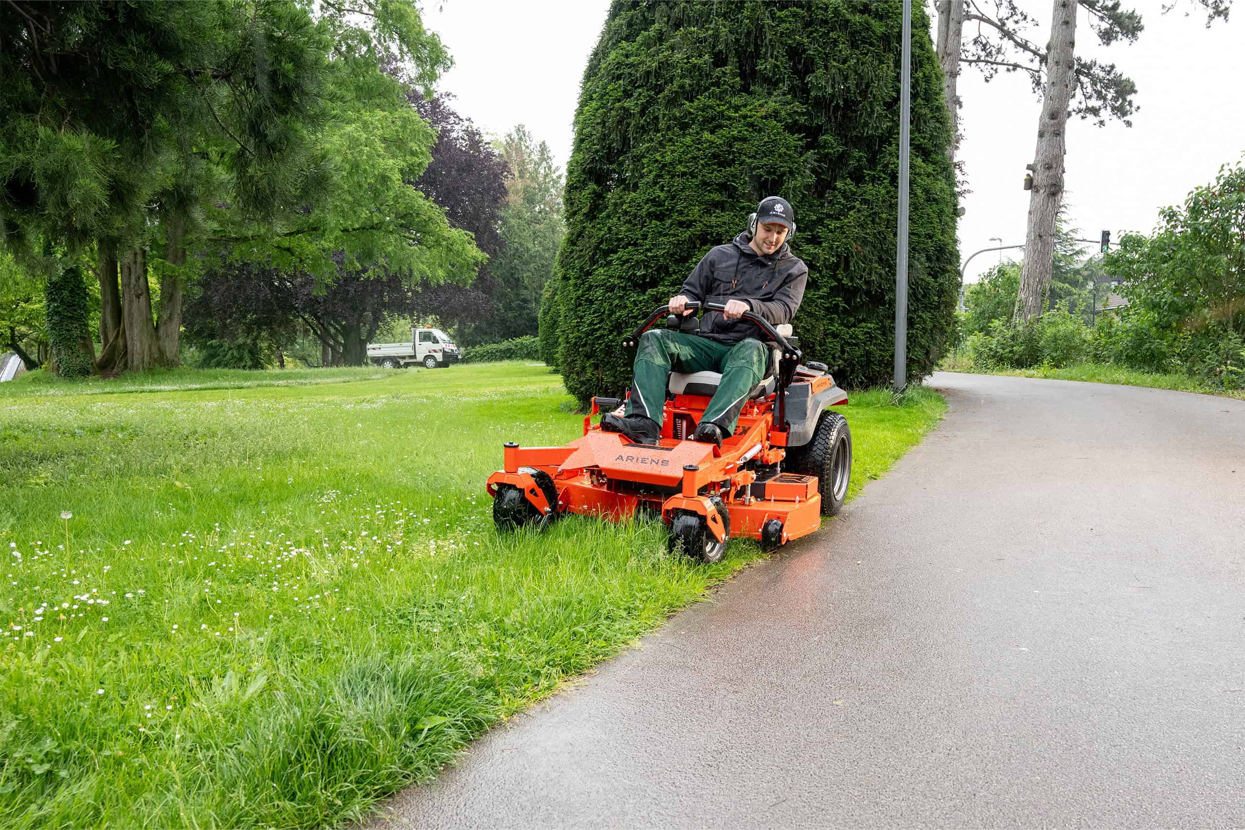 APEX 48 - Zero-turn mower for commercial mowing | Ariens